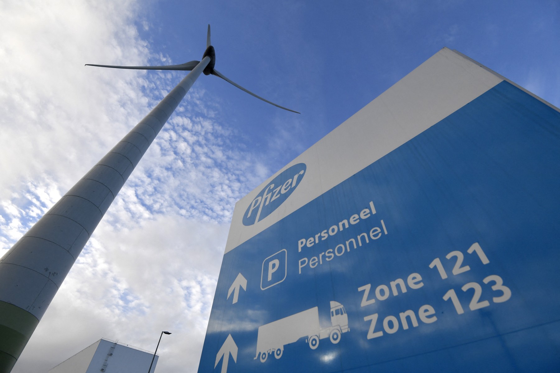 إيرادات Pfizer تفوق التوقعات في الربع الأول 2024.. وربحية السهم المعدلة ...